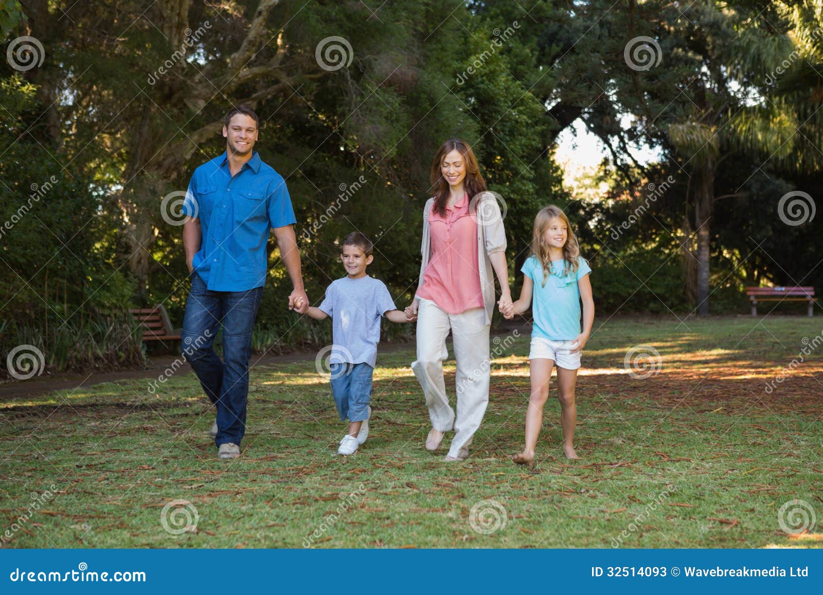Ouders Die Met Hun Twee Kinderen Lopen Stock Afbeelding - Image of ...