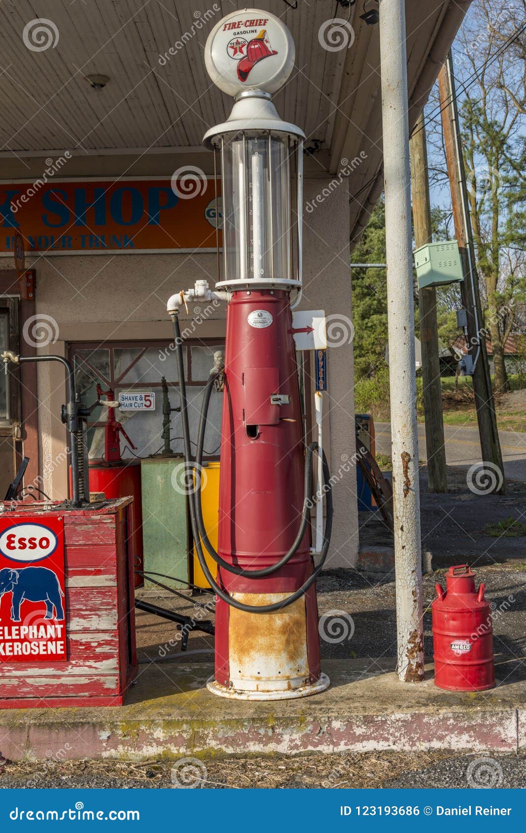 Ouderwetse benzinepomp redactionele foto. Image of pomp - 123193686