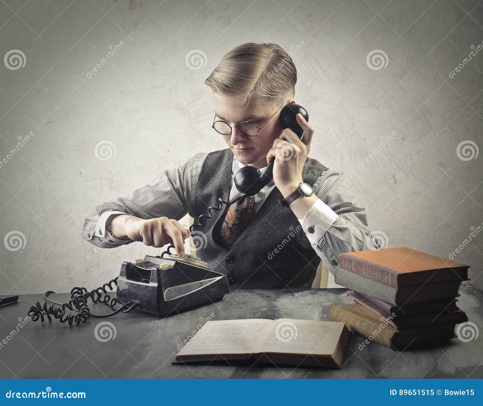 Ouderwetse Mens Die Telefoneren Stock Afbeelding - Image of vraag ...