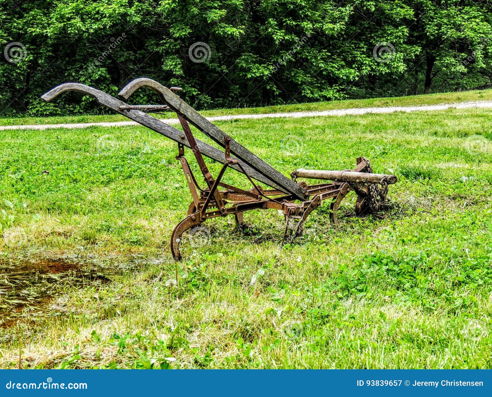Ouderwetse Ploeg Op Een Gebied Stock Afbeelding - Image of paard, ploeg ...