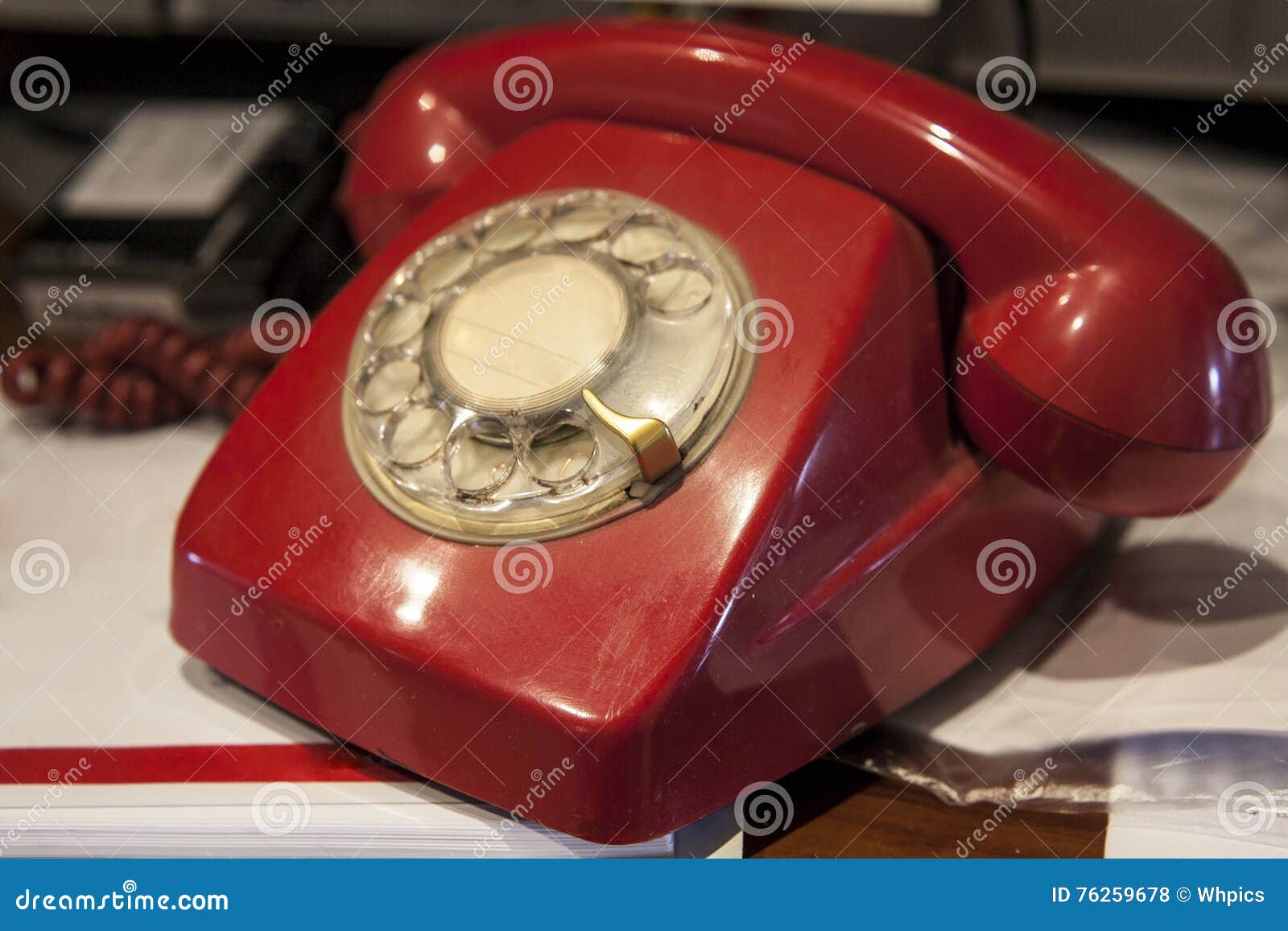 Ouderwetse Rode Telefoon Over Huisbureau Stock Foto - Image of klassiek ...