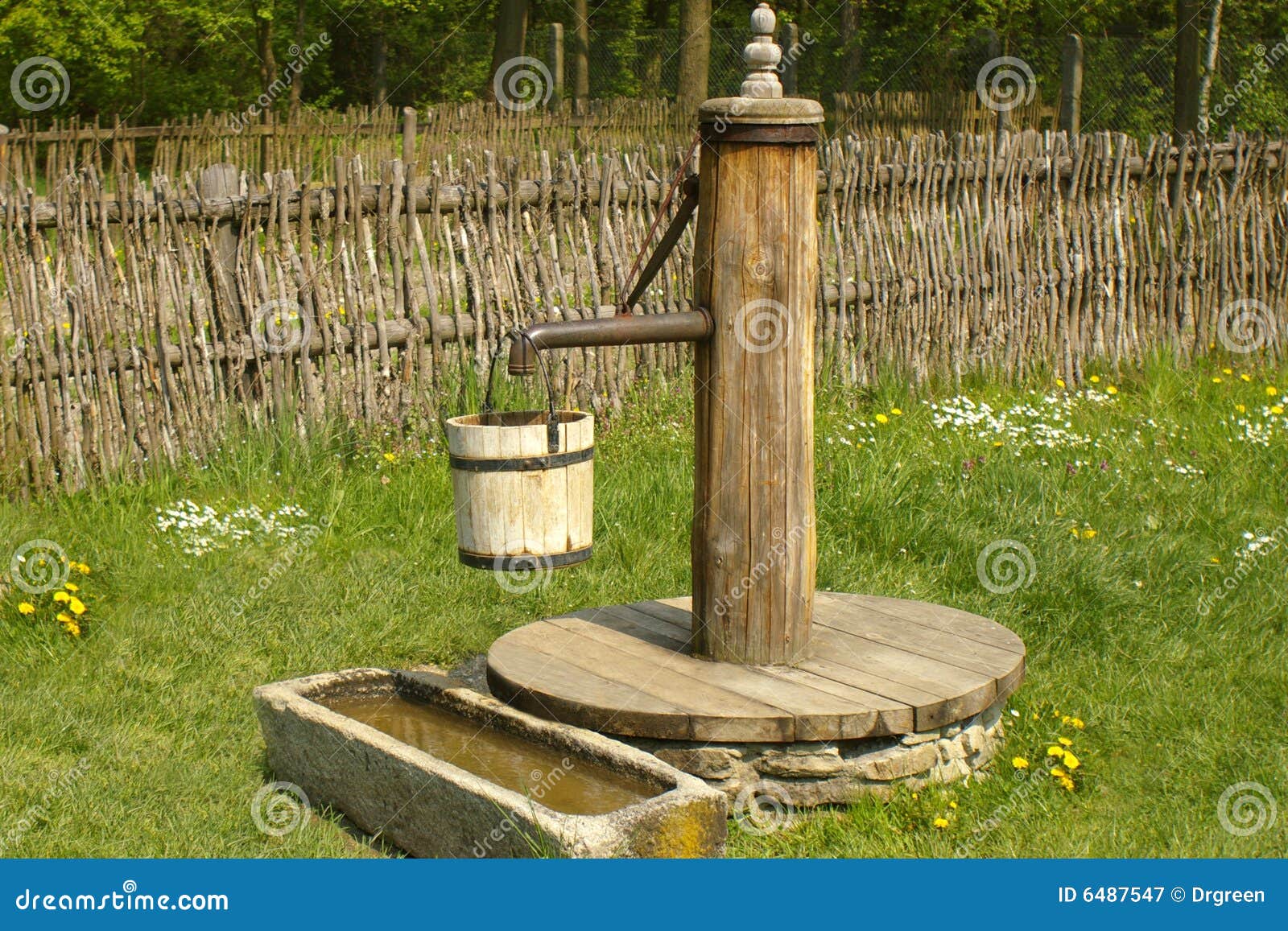 Ouderwetse Waterpomp in Een Dorp Stock Afbeelding - Image of bron, pomp ...