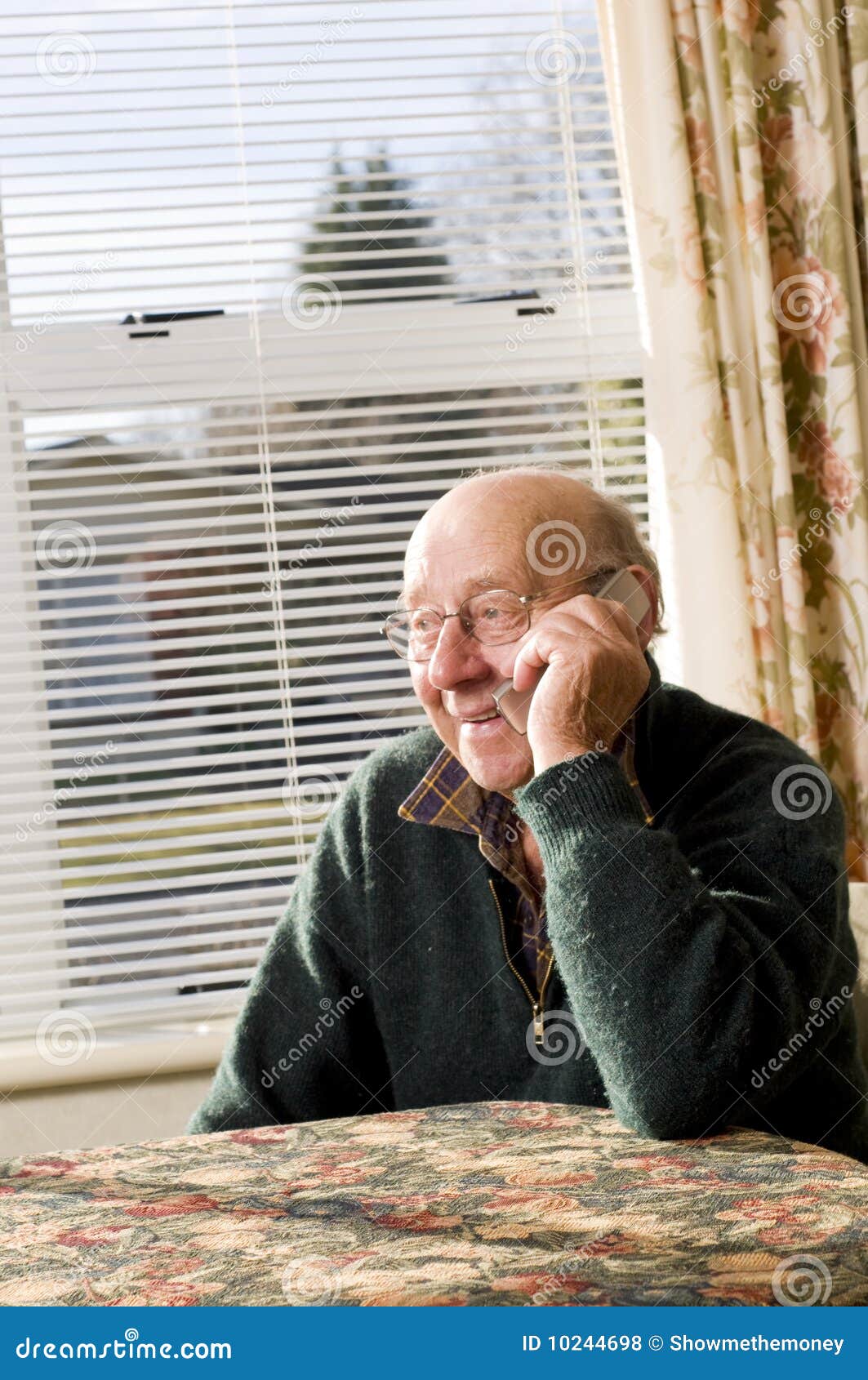 Oudste en telefoon stock foto. Image of mannetje, leunstoel - 10244698