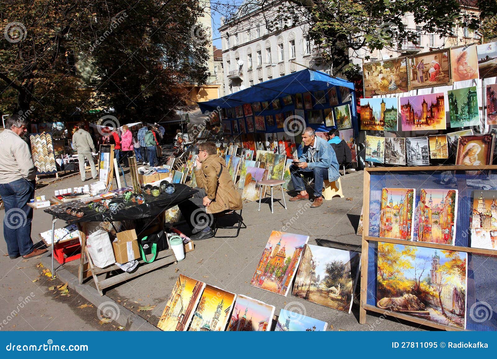 Outdoor Art market editorial image. Image of motion, crossing - 27811095