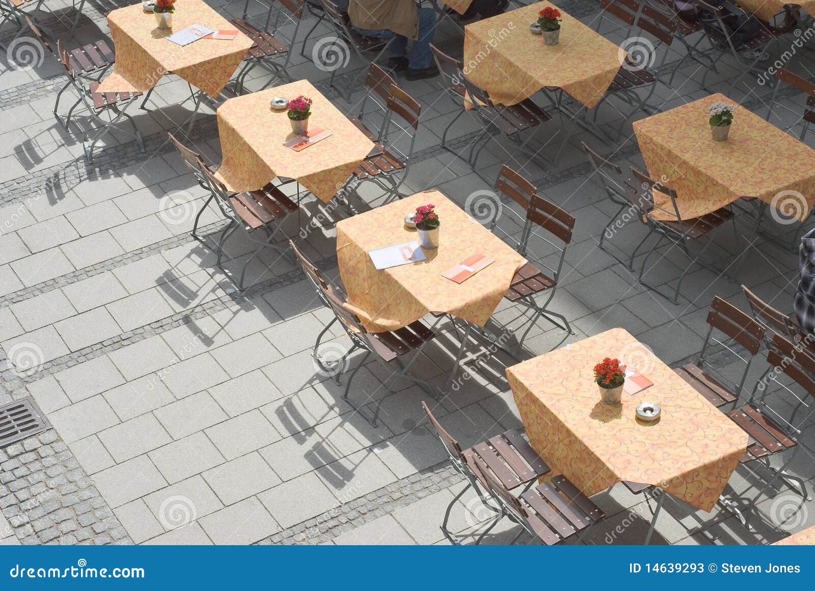 Restaurant Tables Setups, Asian Looking Restaurant Table For Group ...