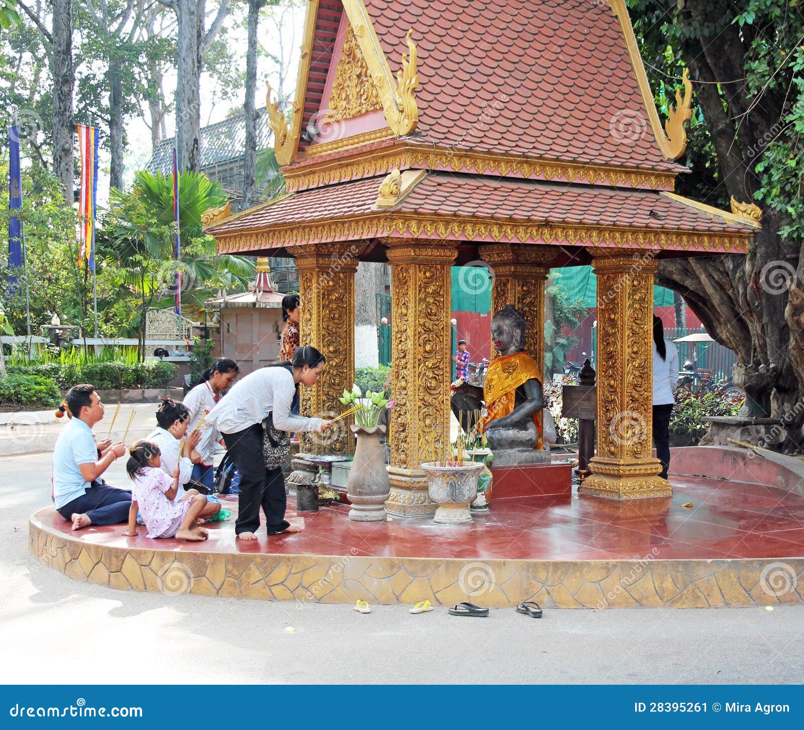 Outdoor worshipping editorial photo. Image of deity, asian - 28395261