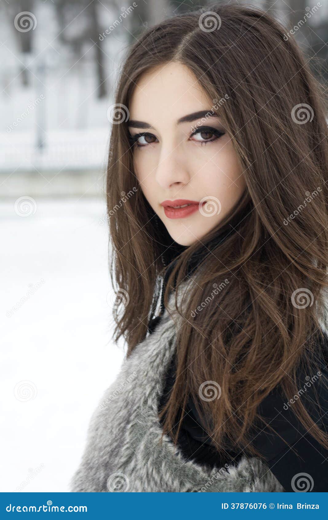 Outdoors modelo moreno foto de stock. Imagem de humano - 37876076