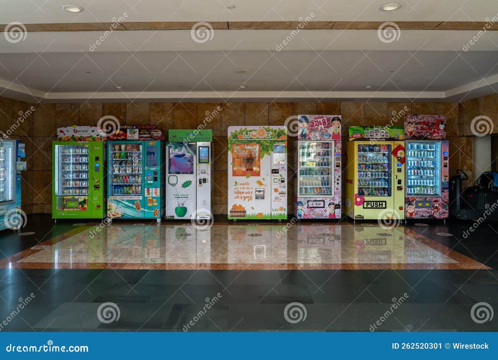 Outdoors Vending Machines in Singapore Editorial Photo - Image of ...
