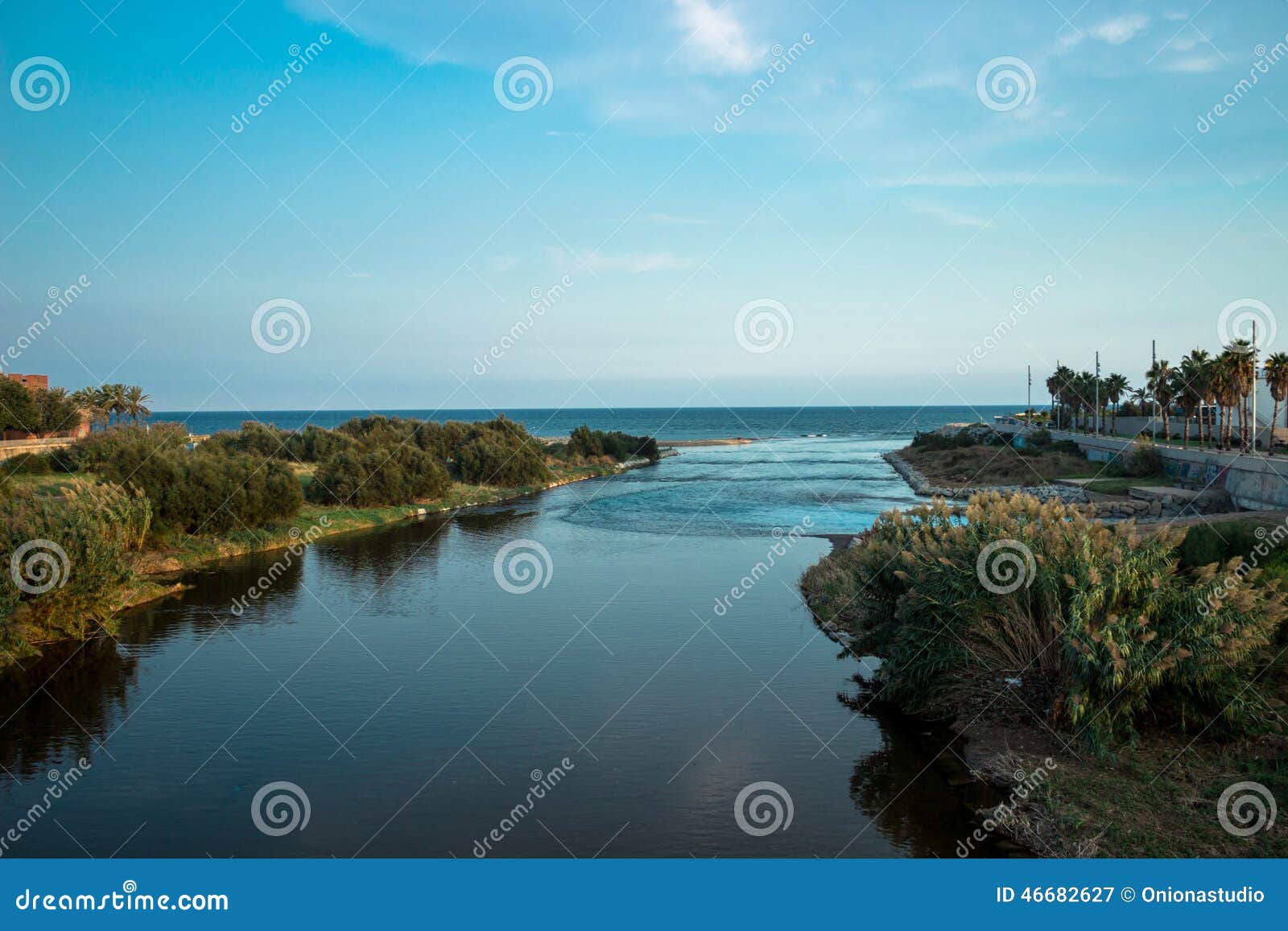 Outfalls Do Rio De Besos No Mar, Barcelona Imagem de Stock - Imagem de ...