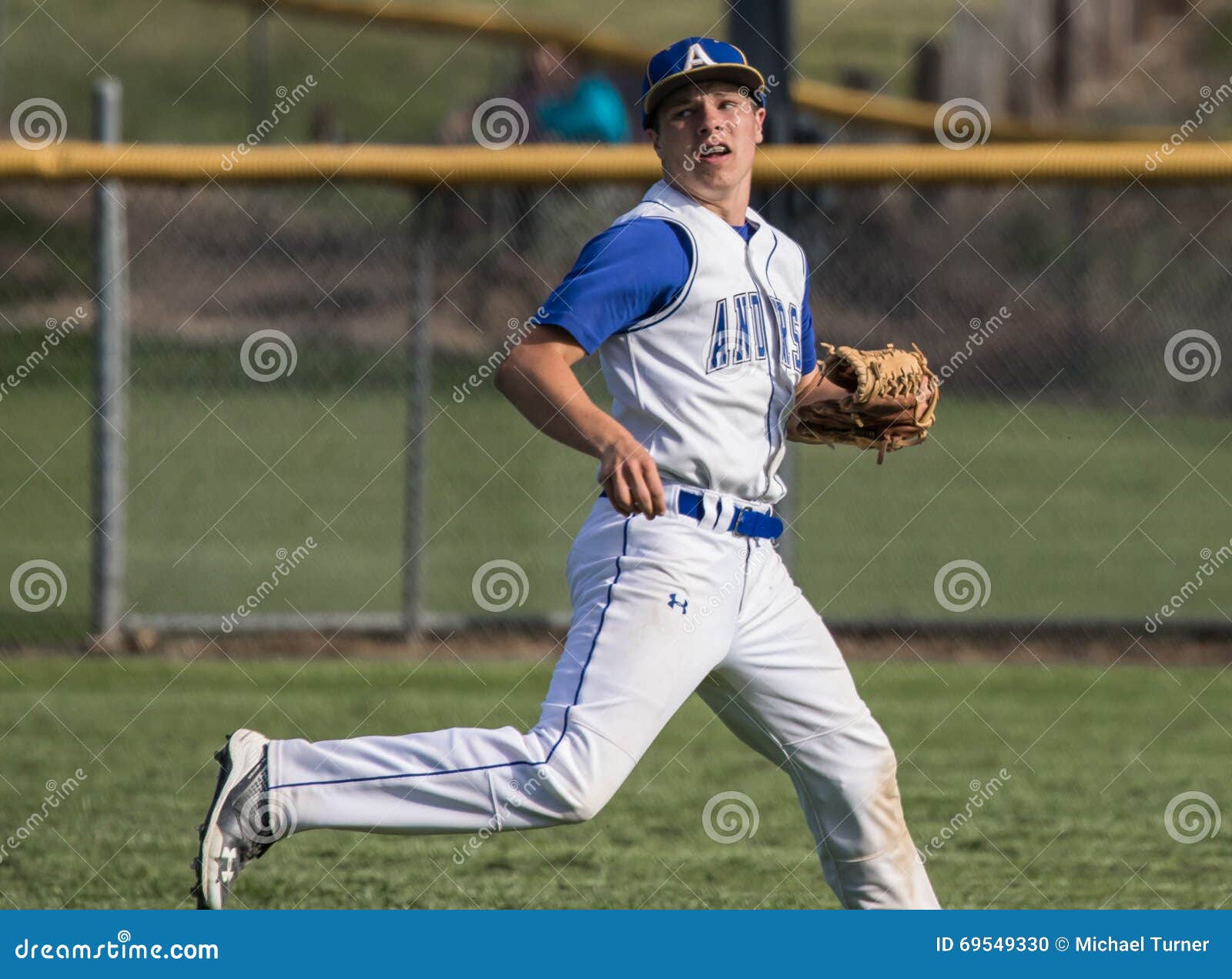 Outfielder imagen editorial. Imagen de equipo, colector - 69549330