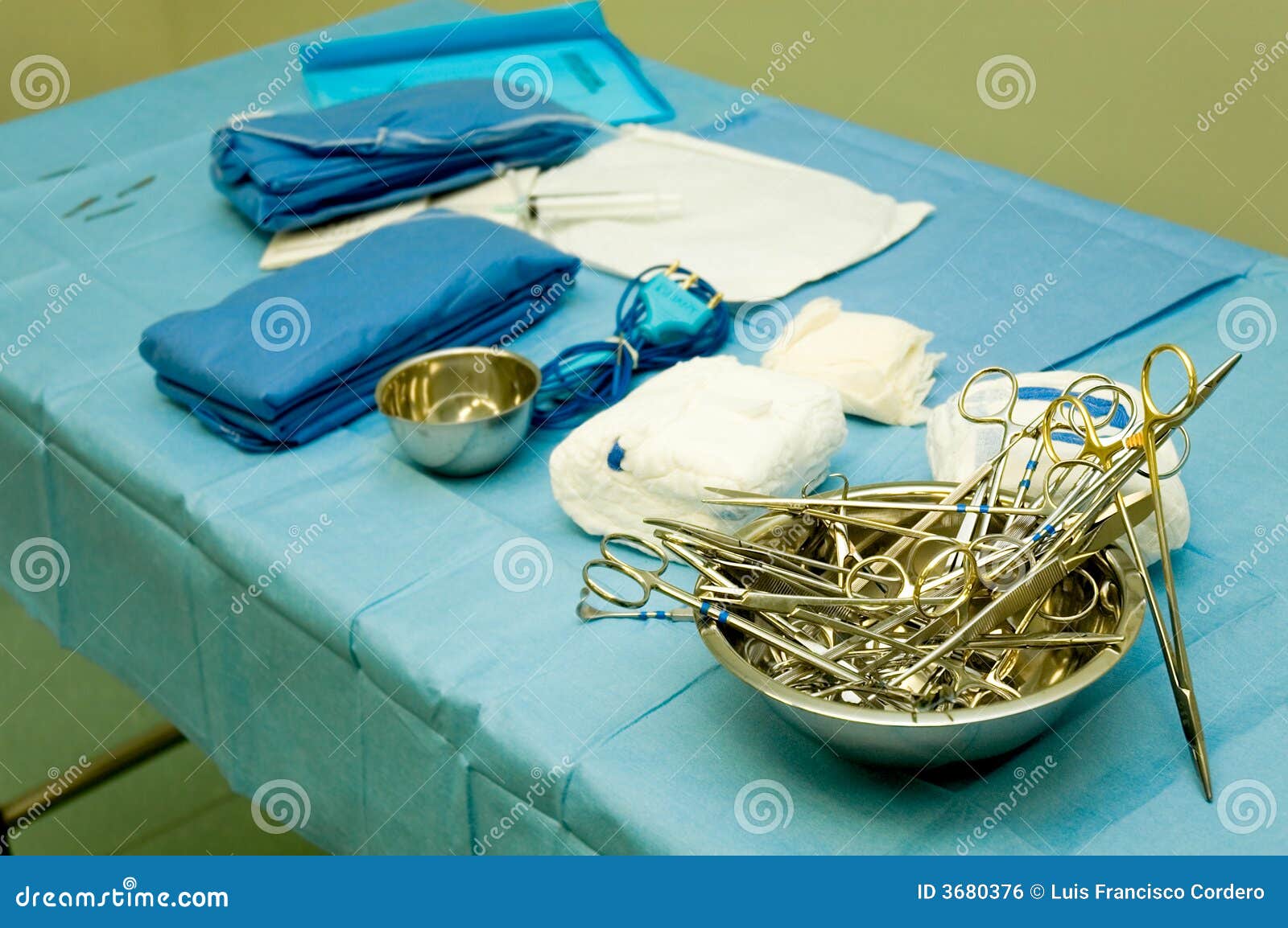 Outils chirurgicaux 2 photo stock. Image du tissu, procédure - 3680376
