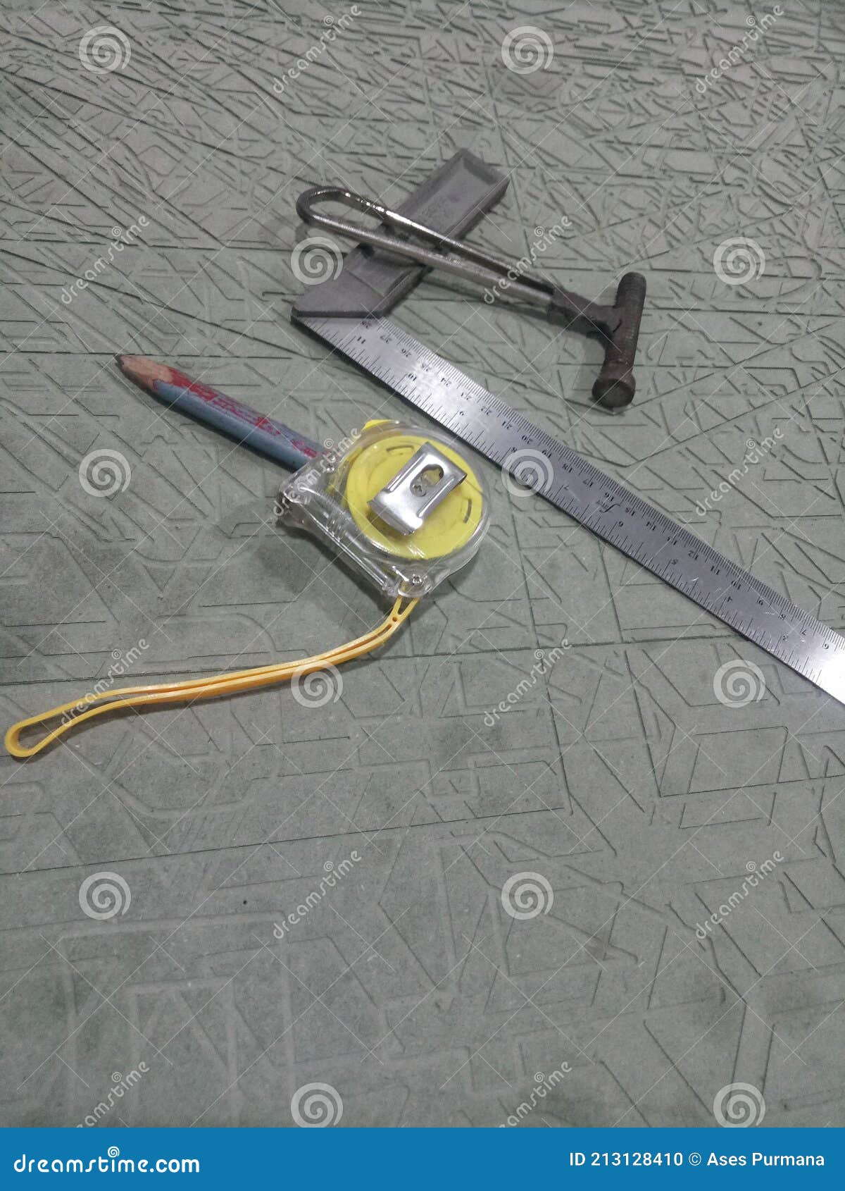 Outils de charpentier photo stock. Image du jaune, aile - 213128410