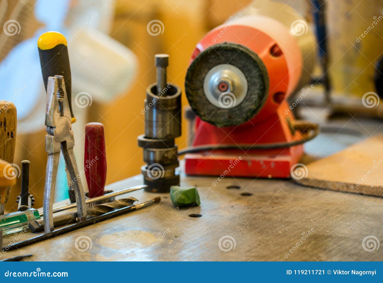 Outils De Charpentier Sur La Table En Bois Avec La Sciure Image stock ...