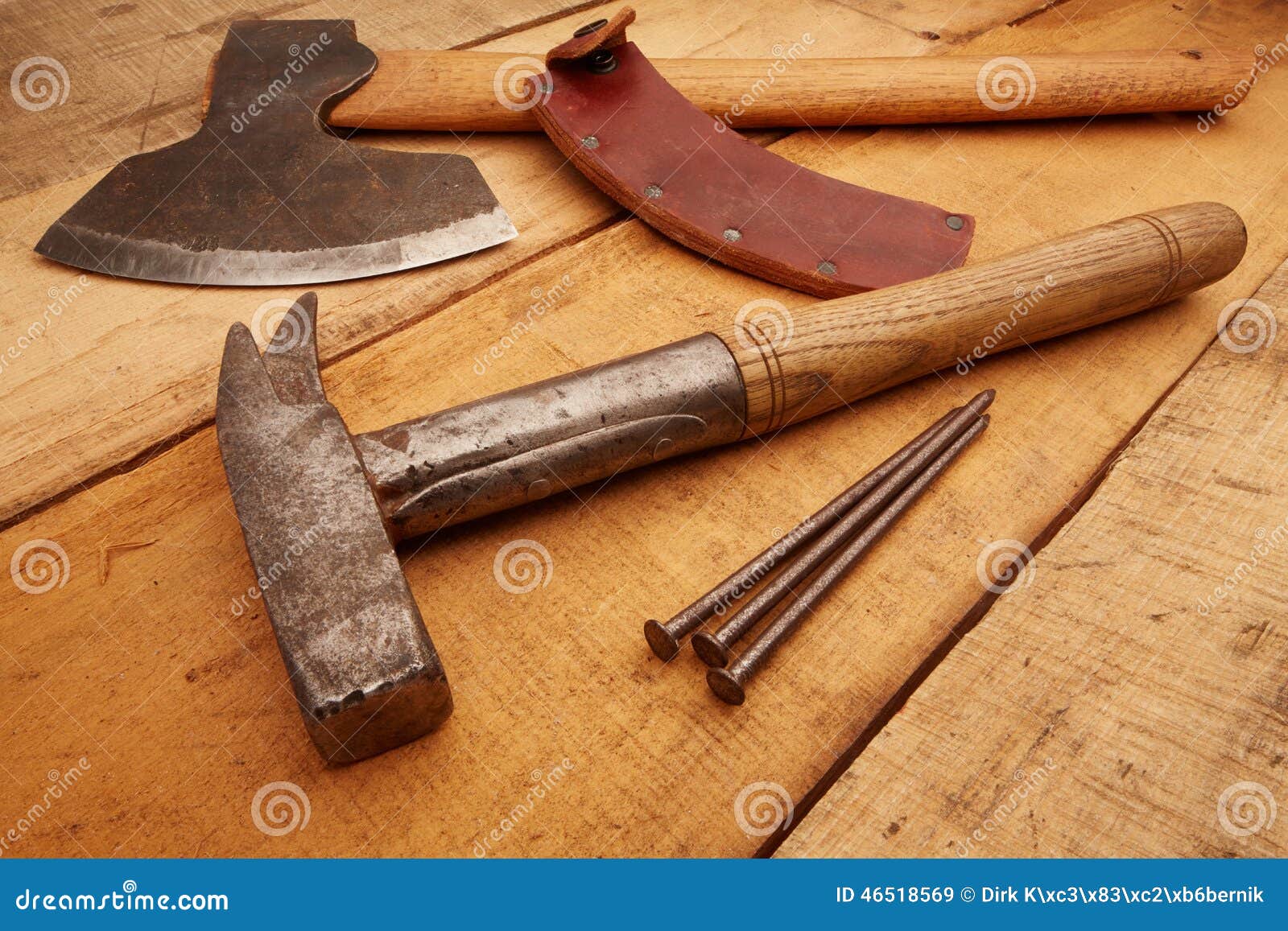 Outils De Charpentier Sur Le Plancher Rustique De Planches Image stock ...