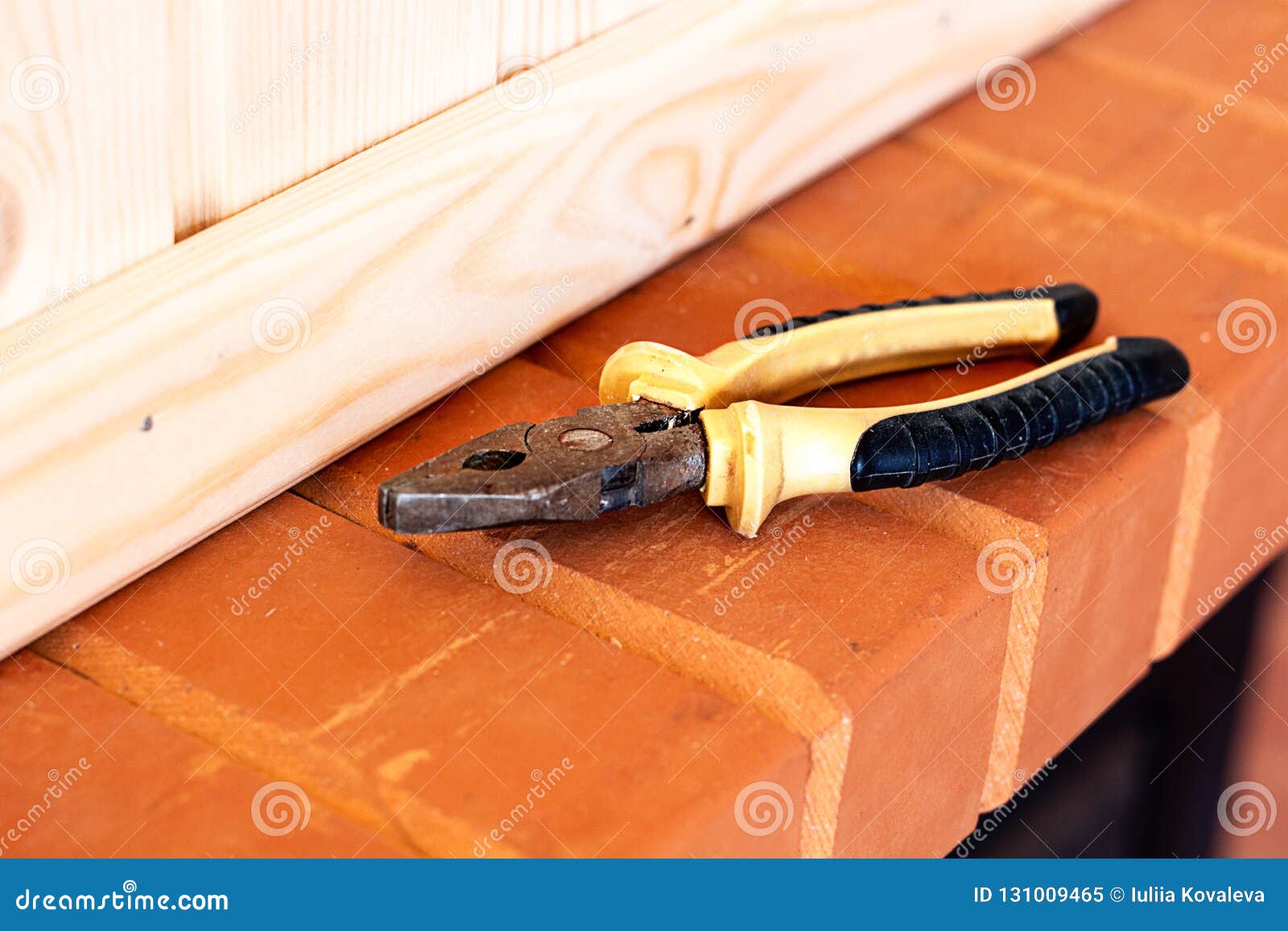 Outils De Construction Pinces Et Burin Sur La Brique Rouge Image stock ...
