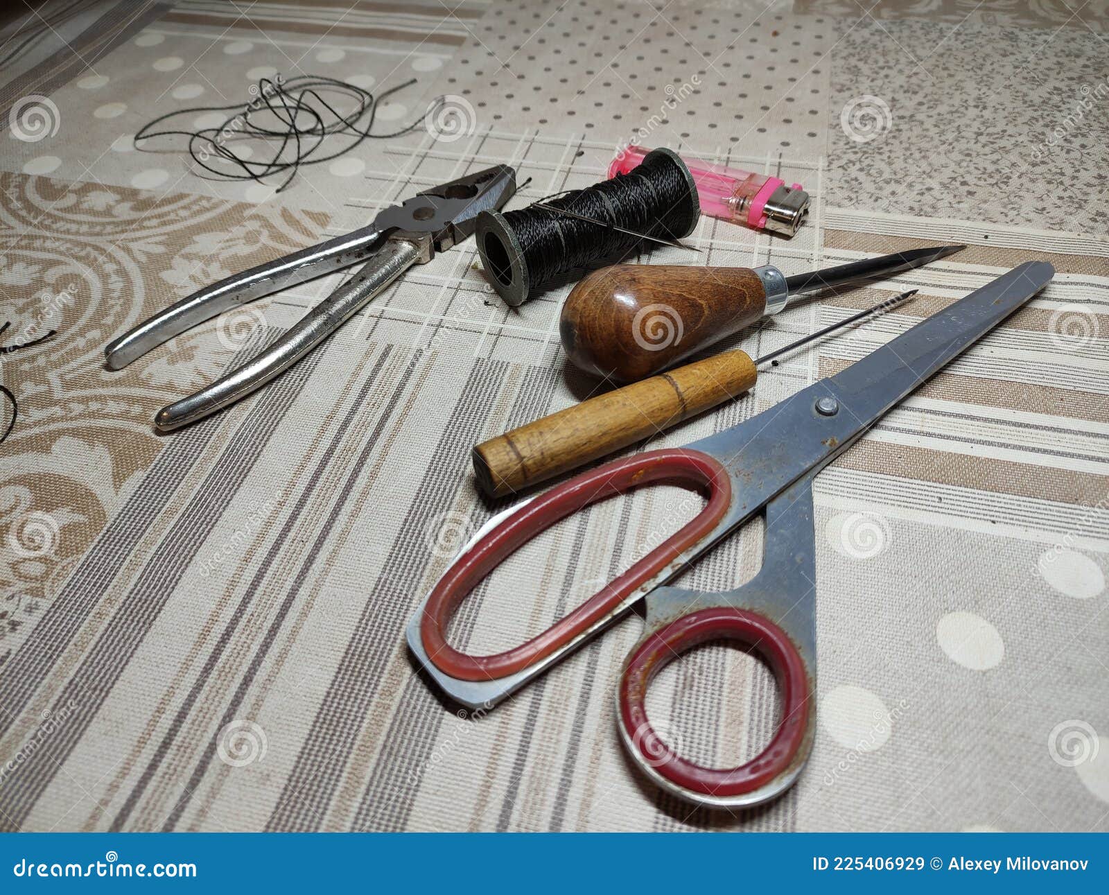 Outils De Cordonnier Sur Table Image stock - Image of homemade ...