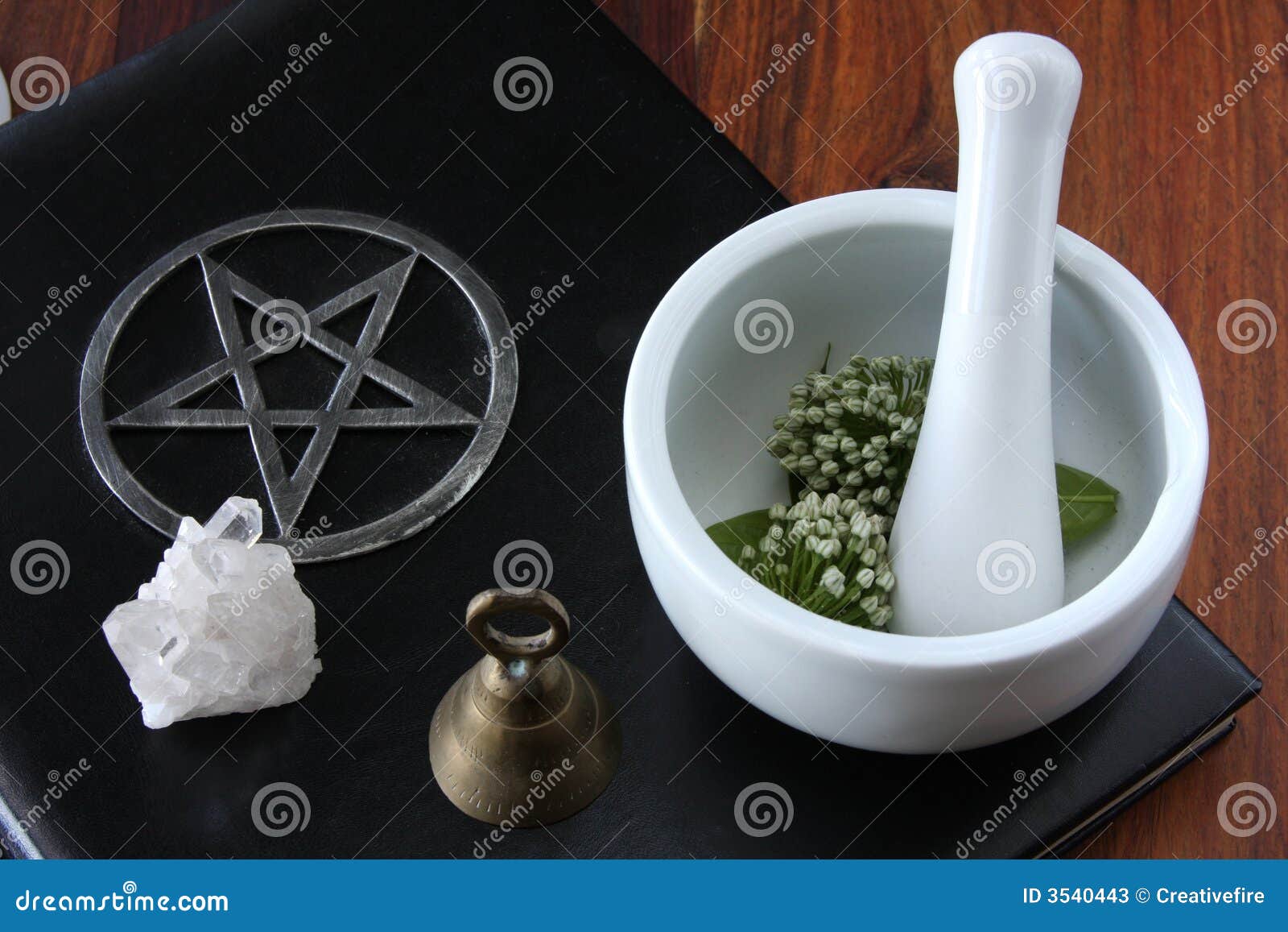 Outils de Wiccan image stock. Image du païen, charme, sorcière - 3540443