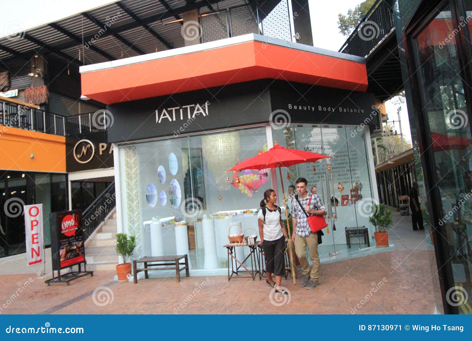 Outlet, Store, Retail, Facade Editorial Photo - Image of retail, store ...