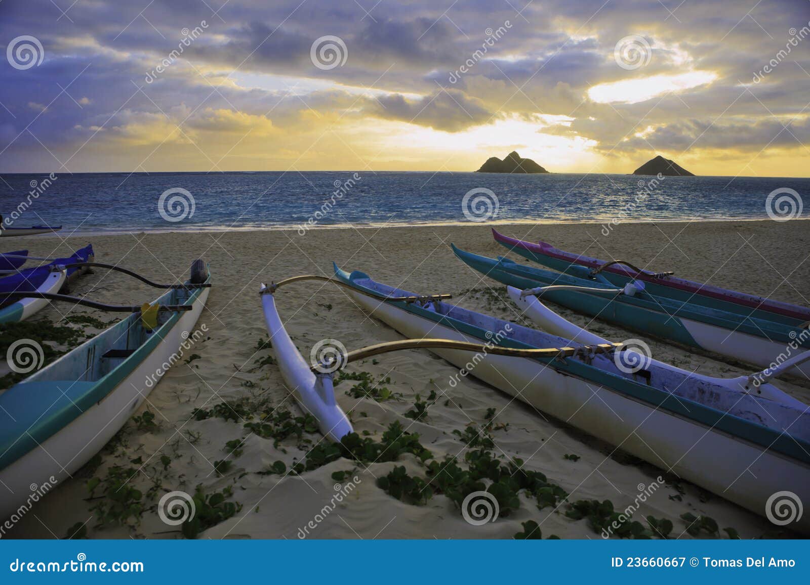 Outrigger Canoes on the Beach Stock Image - Image of daybreak, canoes ...