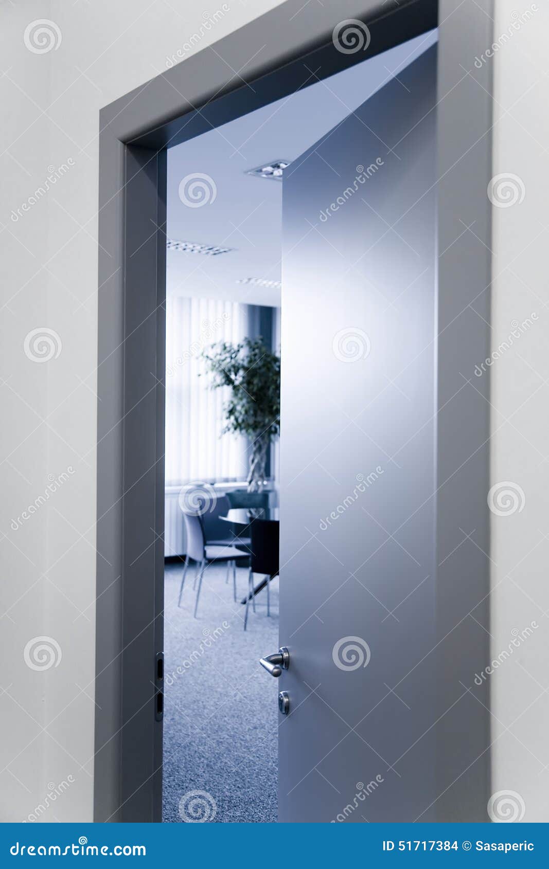 Ouvrez la porte de bureau photo stock. Image du trappe - 51717384