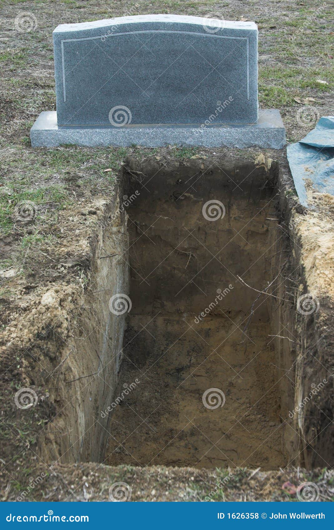 Ouvrez La Tombe Et La Pierre Tombale Photo stock - Image du extrémité ...