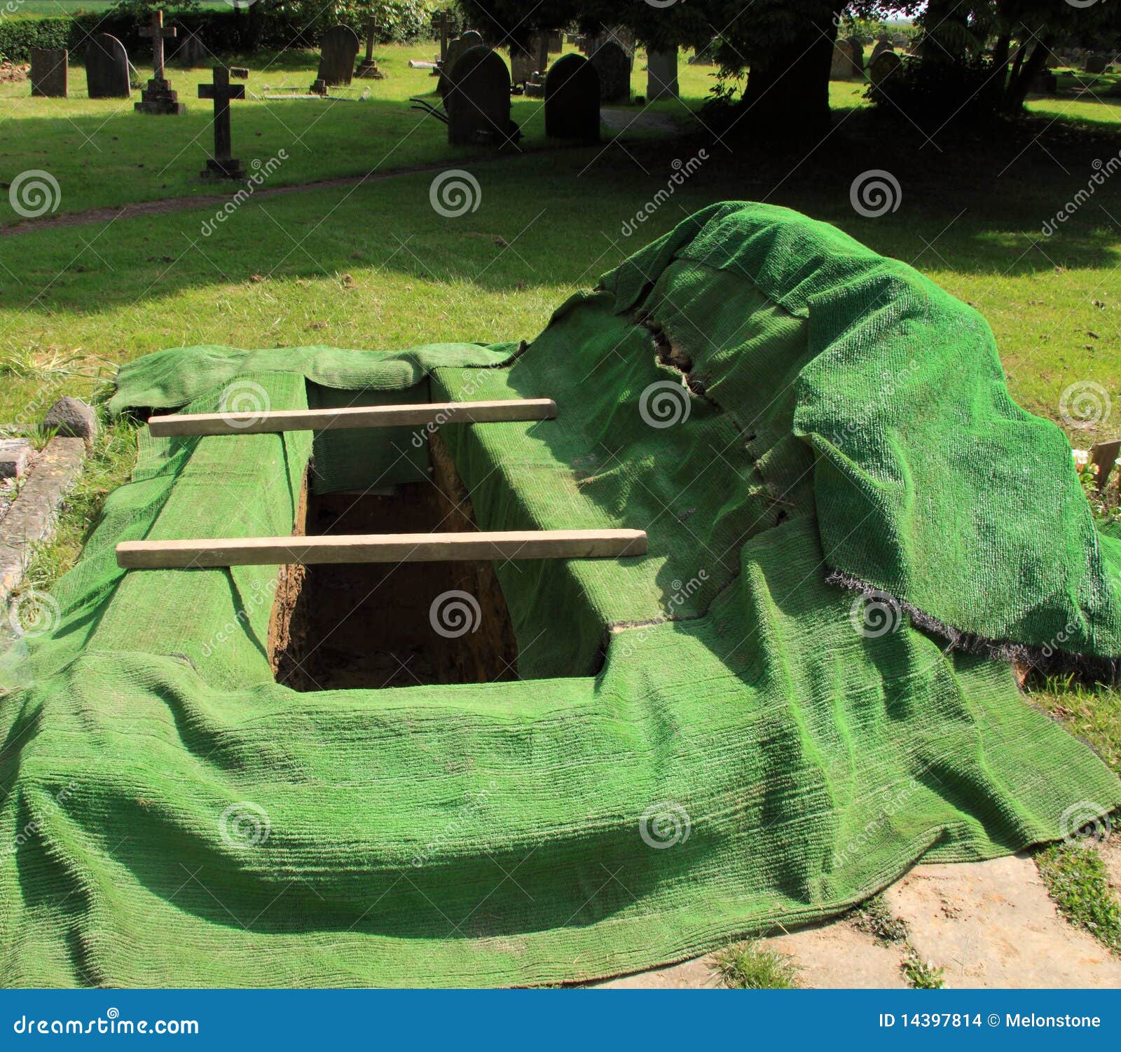 Ouvrez la tombe neuve photo stock. Image du mort, promptitude - 14397814