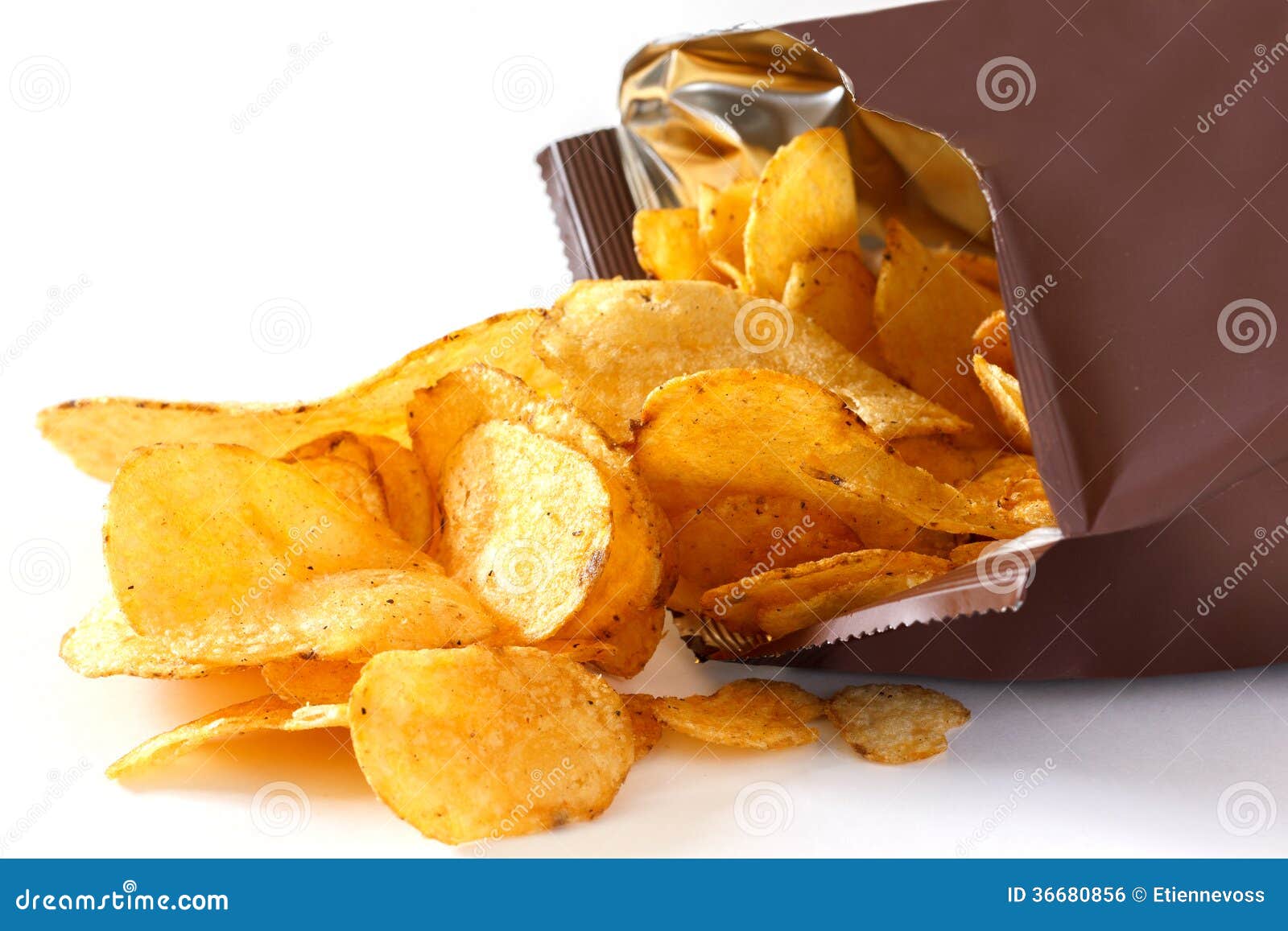 Ouvrez le paquet des chips photo stock. Image du potatoes - 36680856