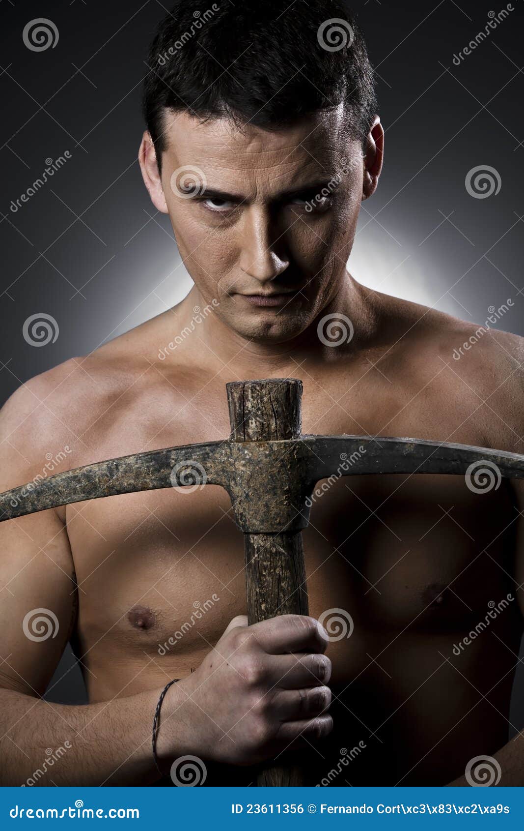 Ouvrier avec la pioche photo stock. Image du rester, main - 23611356