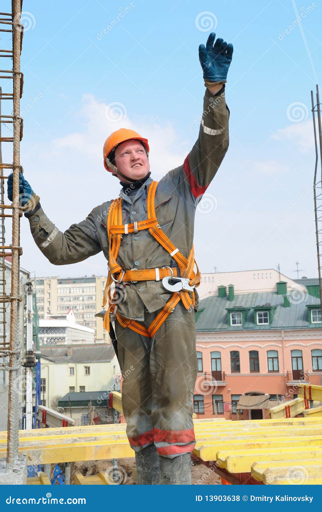 Ouvrier De Constructeur Au Chantier De Construction Photo stock - Image ...