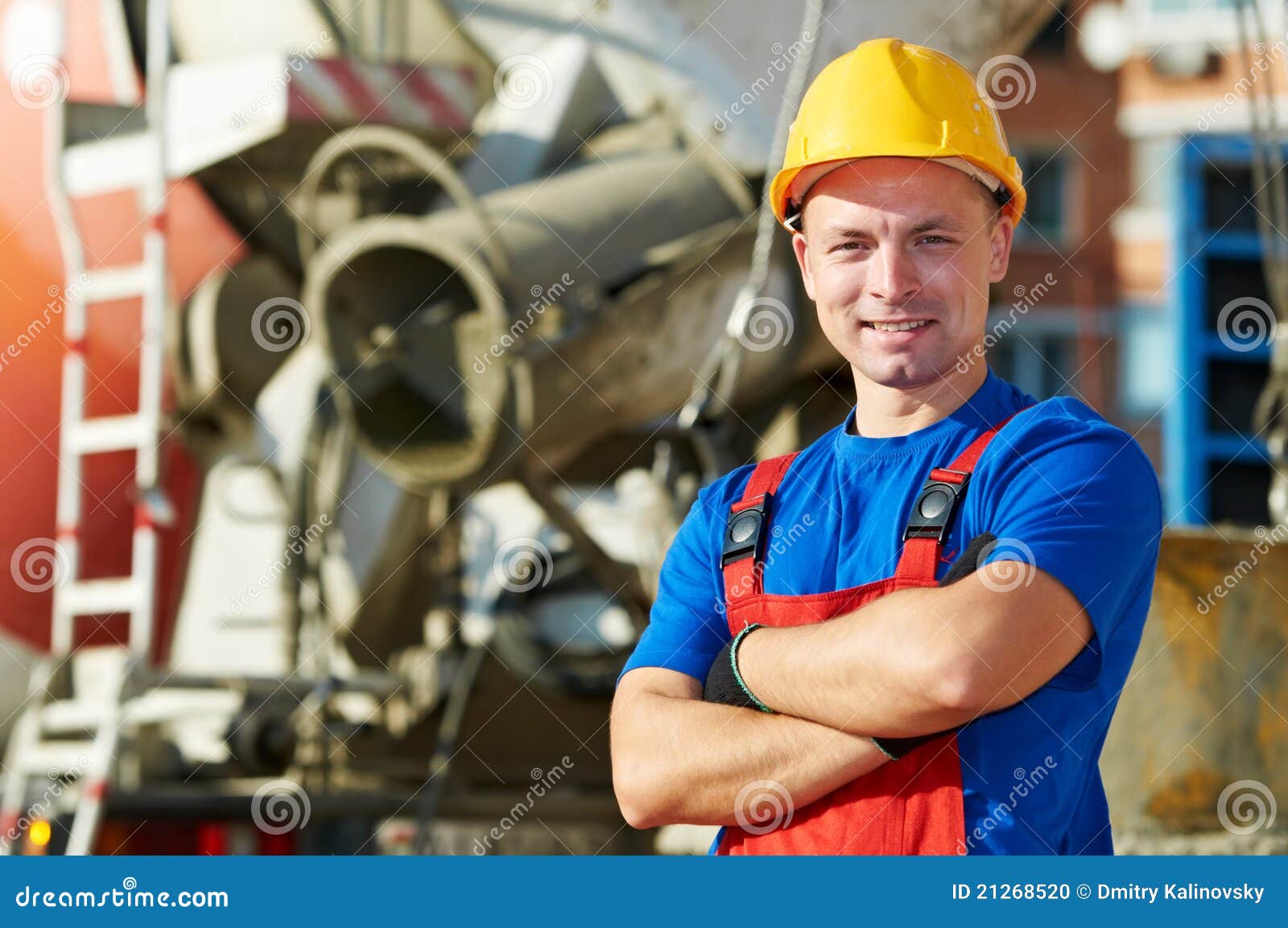 Ouvrier De Constructeur Au Chantier De Construction Photo stock - Image ...