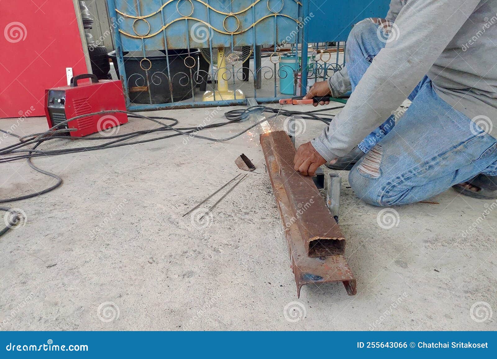 Ouvrier De Construction Soudage Acier Pour Construire Une Structure De ...