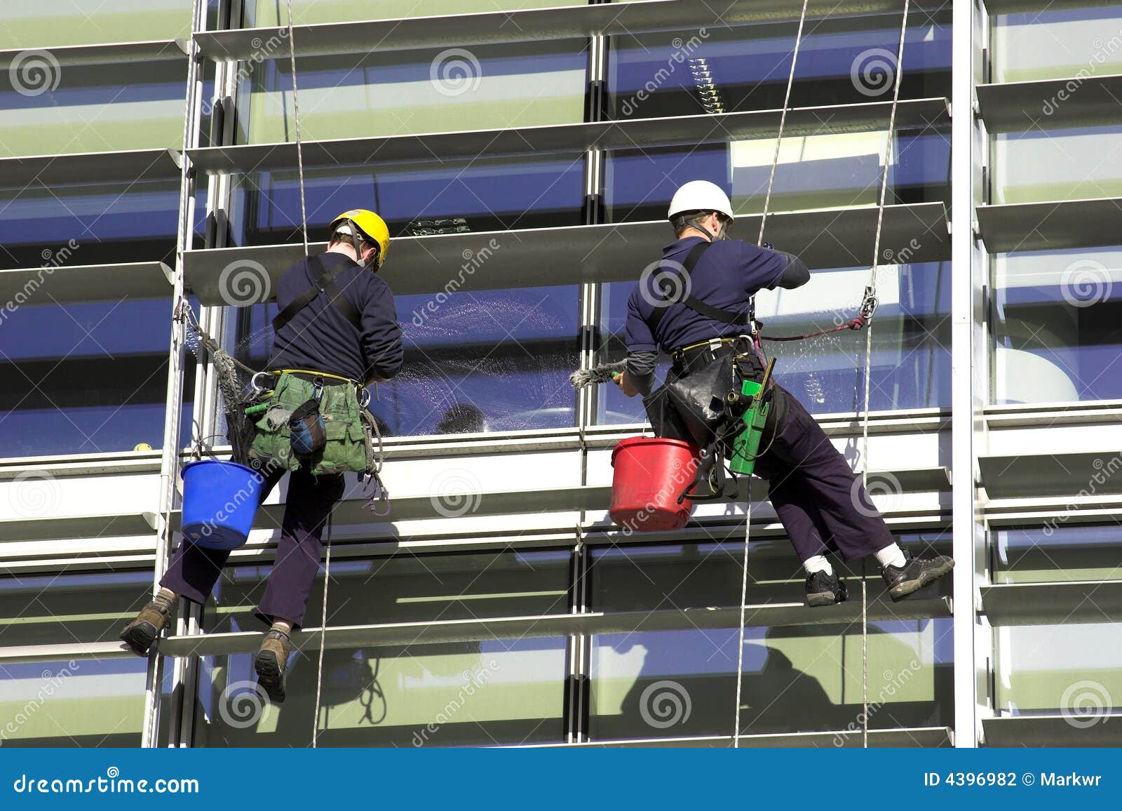 Ouvriers Abseiling Une Construction De Corporation Photo stock - Image ...