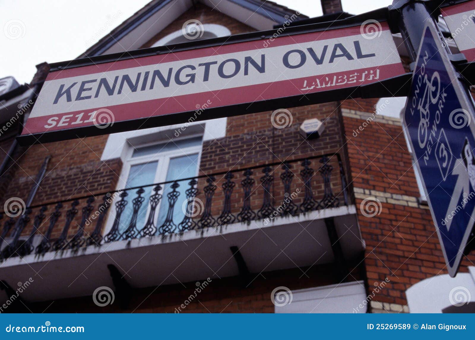 Oval Cricket ground sign editorial stock image. Image of script - 25269589