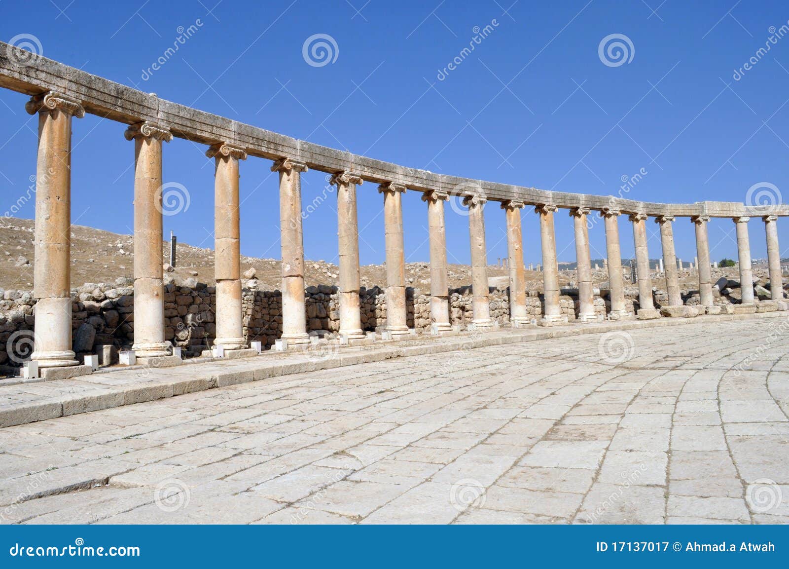 Oval Plaza or Forum stock image. Image of statue, pillars - 17137017