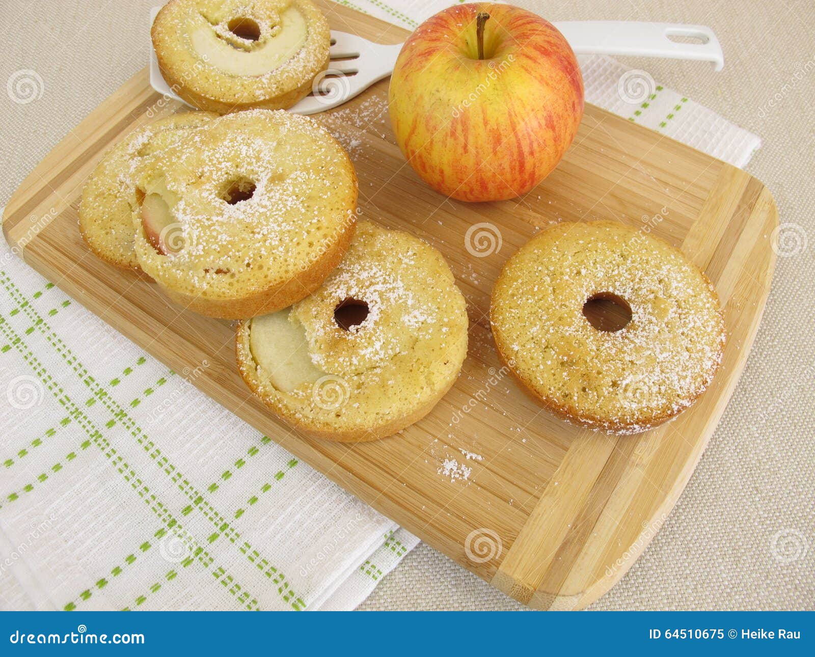 Oven gebakken appel donuts stock afbeelding. Image of baksel - 64510675