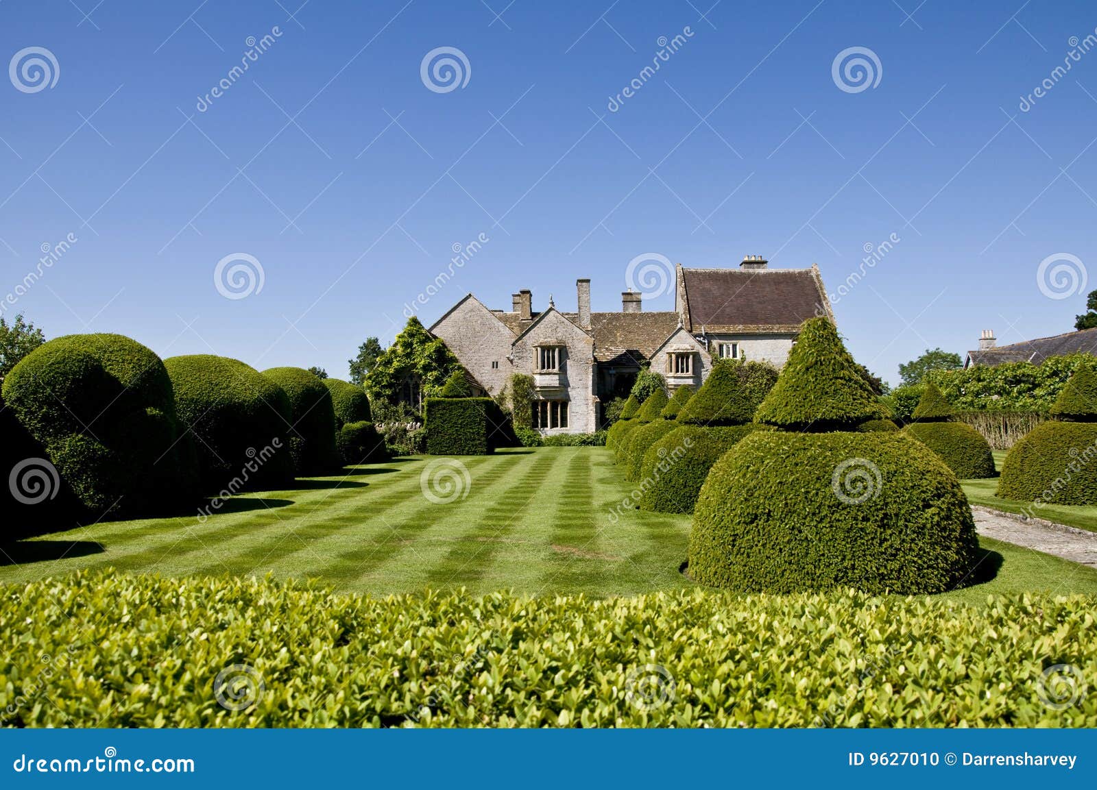 Over the Hedge at Lytes Cary Editorial Image - Image of house, lytes ...