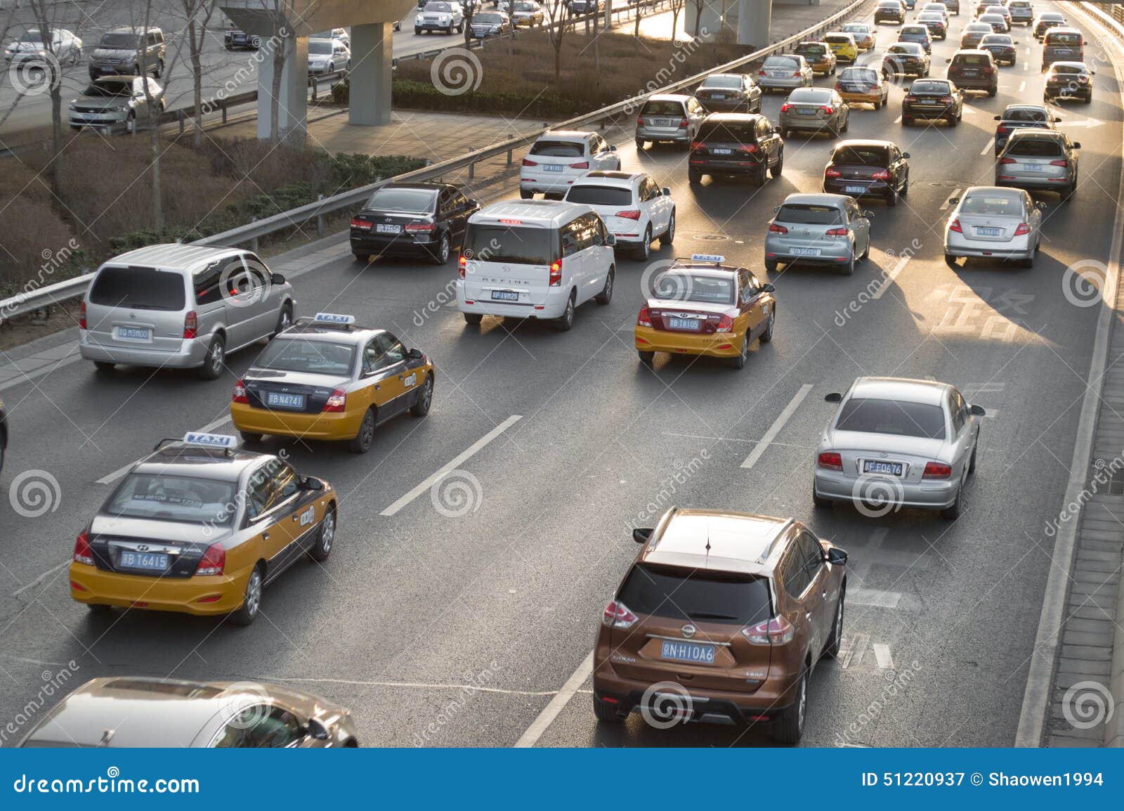 Overcrowding traffic 2 editorial photography. Image of highway - 51220937