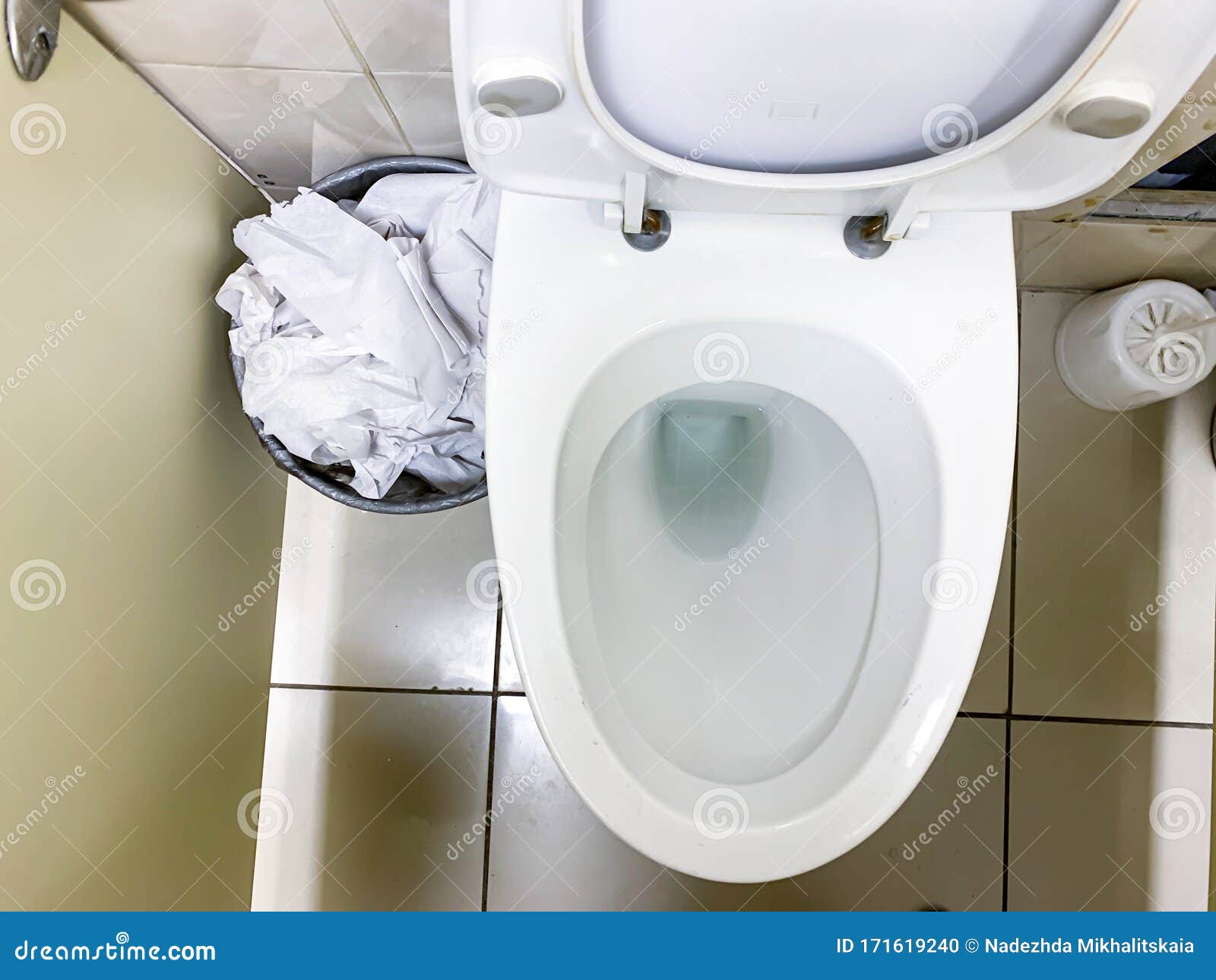 Overflowing Trash Can, Dustbin Full of Used Toilet Paper Near the ... Overflowing Trash Can, Dustbin Full of Used Toilet Paper Near the ...