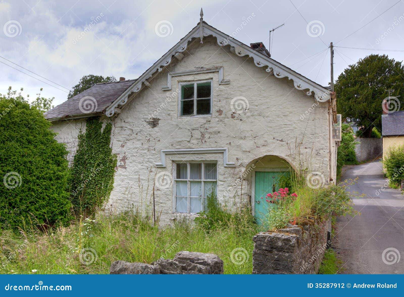 Overgrown cottage, England stock photo. Image of frontage - 35287912