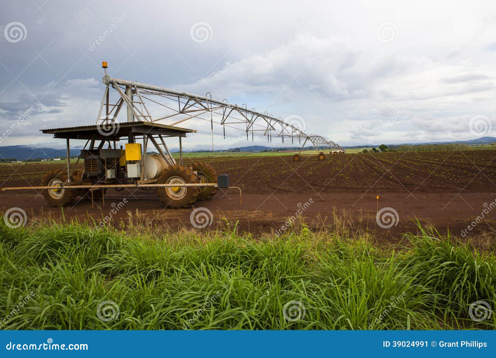 Overhead Irrigator stock image. Image of spray, mobile - 39024991