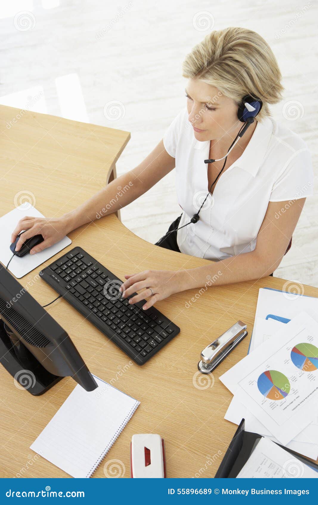 Overhead View of Service Agent Talking To Customer in Call Centre Stock ...