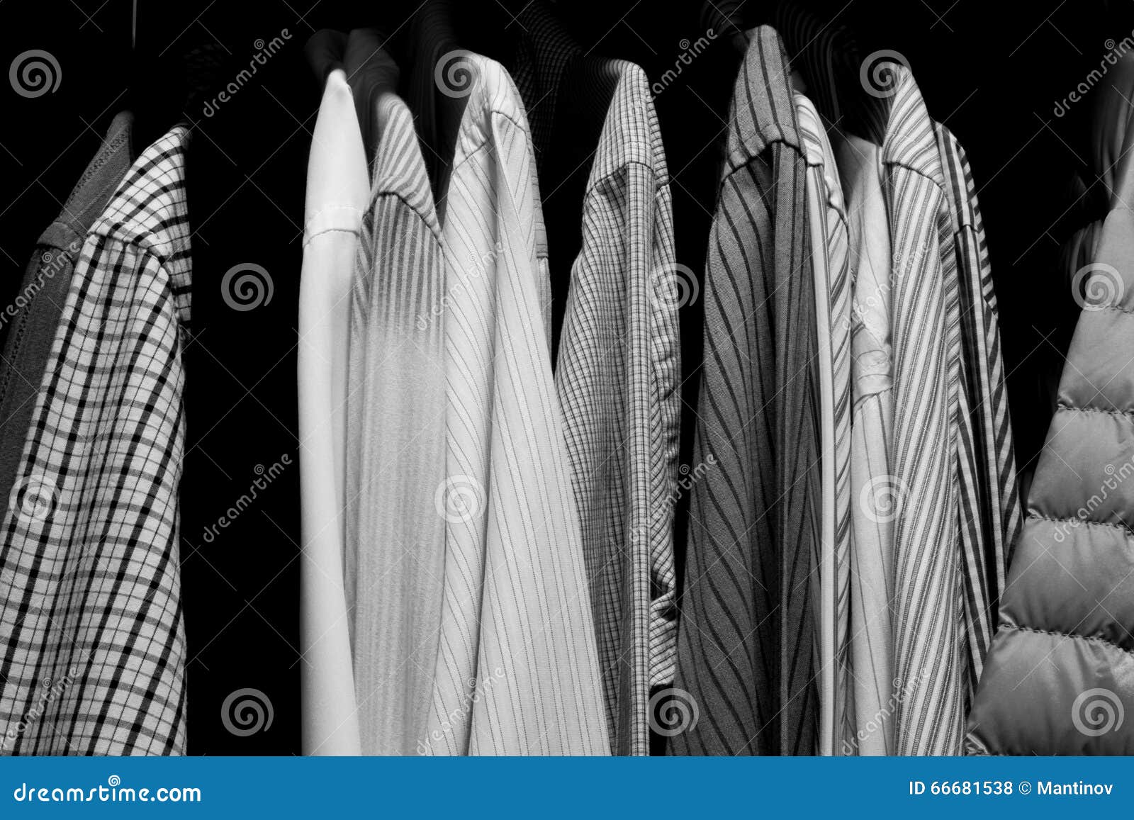 Overhemden Die in De Kast Hangen Stock Foto - Image of opslag, kleren ...