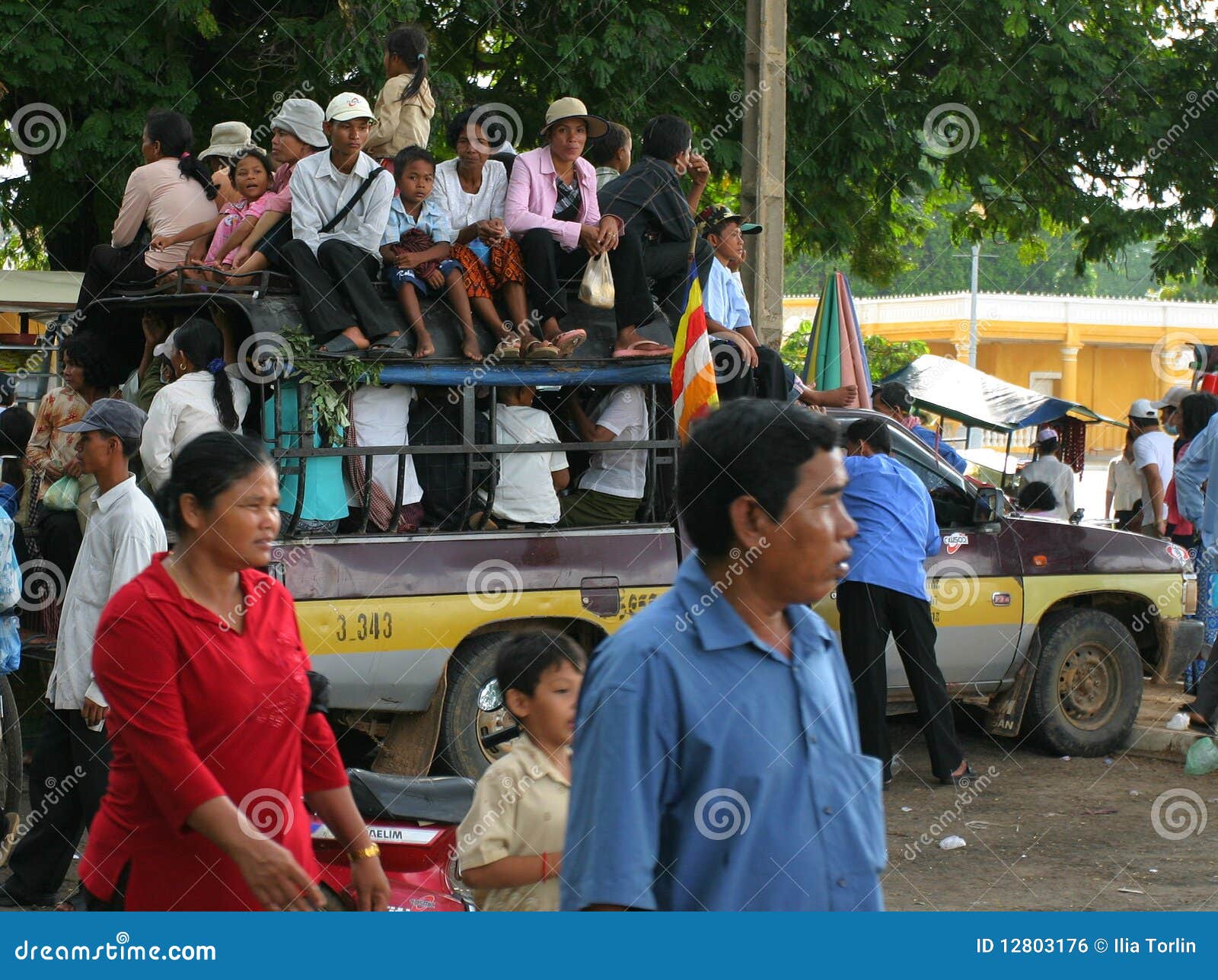 Overladen Bus. Phnom Penh. Kambodja. Redactionele Foto - Image of ...