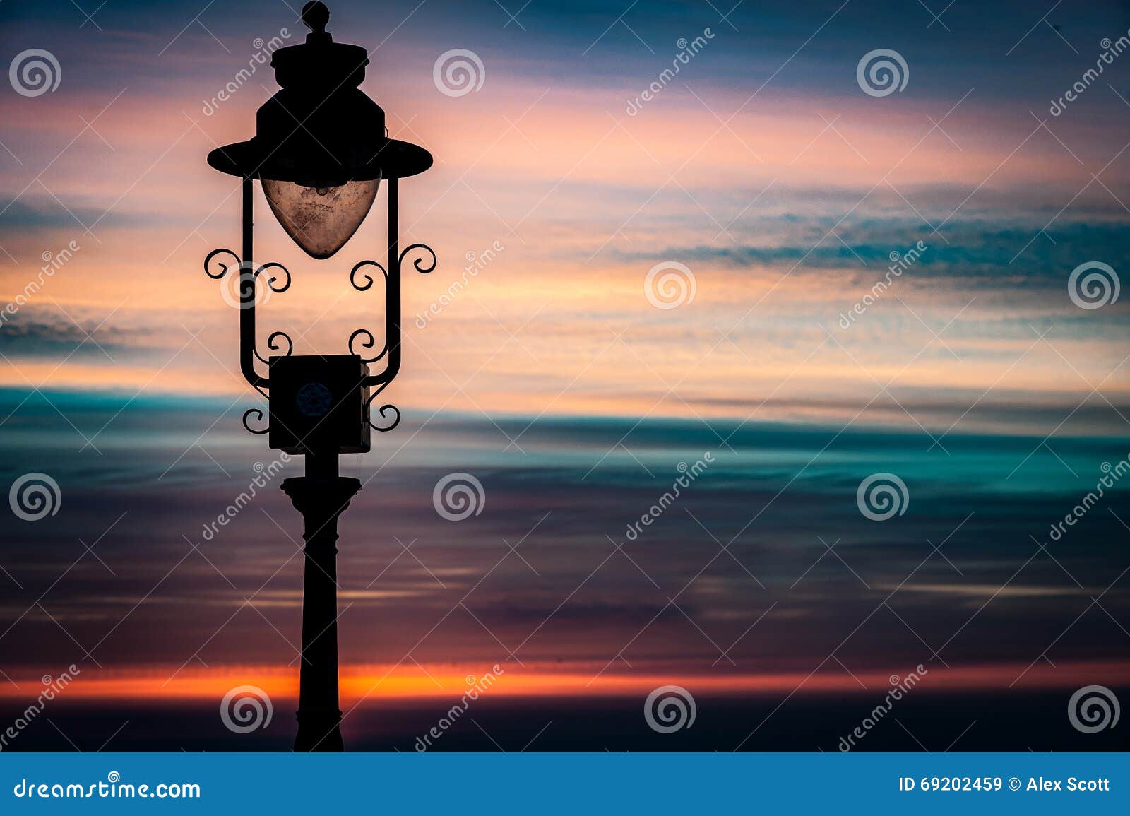 Overladen Lamp En Zonsopgang Stock Afbeelding - Image of finales, ijzer ...
