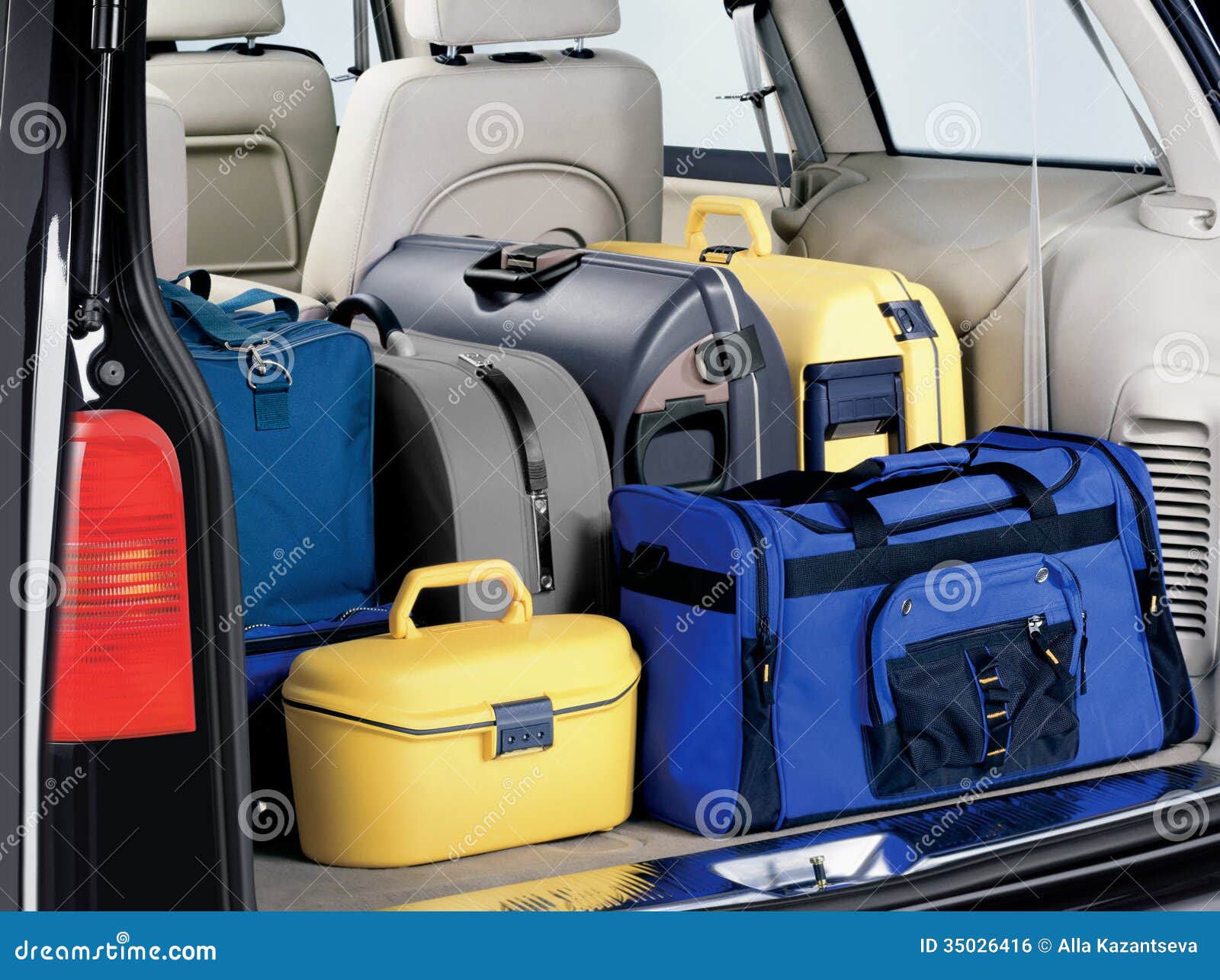 Overloaded trunk stock photo. Image of overloading, family - 35026416