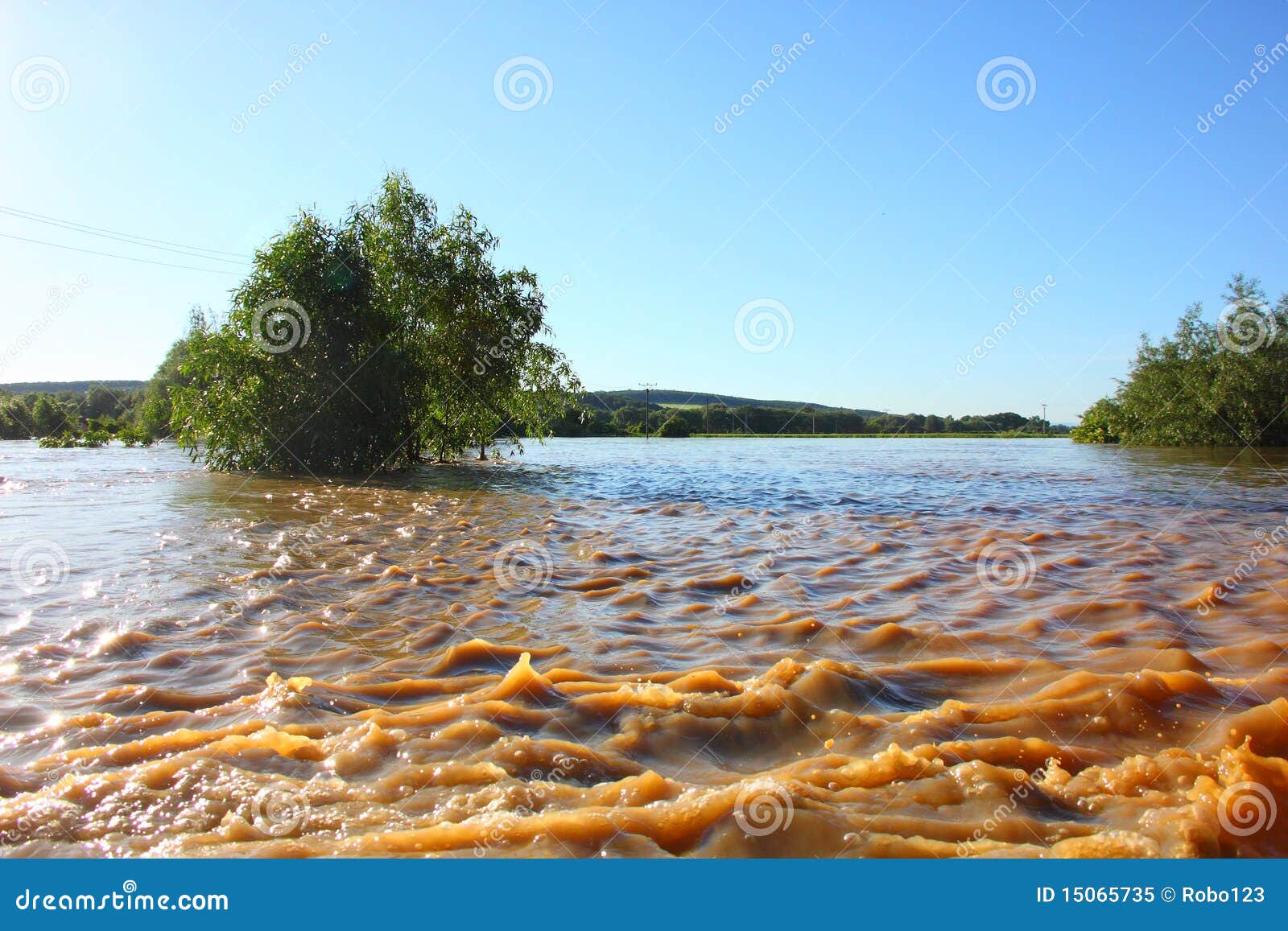 Overstroming stock afbeelding. Image of overstroming - 15065735