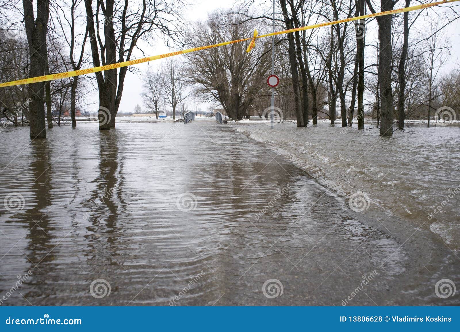 Overstroming op de rivier stock foto. Image of ramp, vloed - 13806628