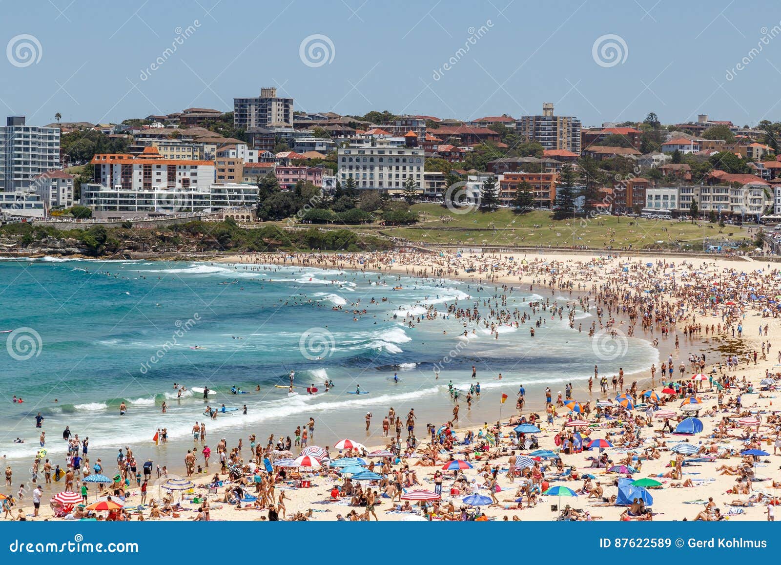 Overvol Bondi-Strand redactionele stock afbeelding. Image of lokale ...