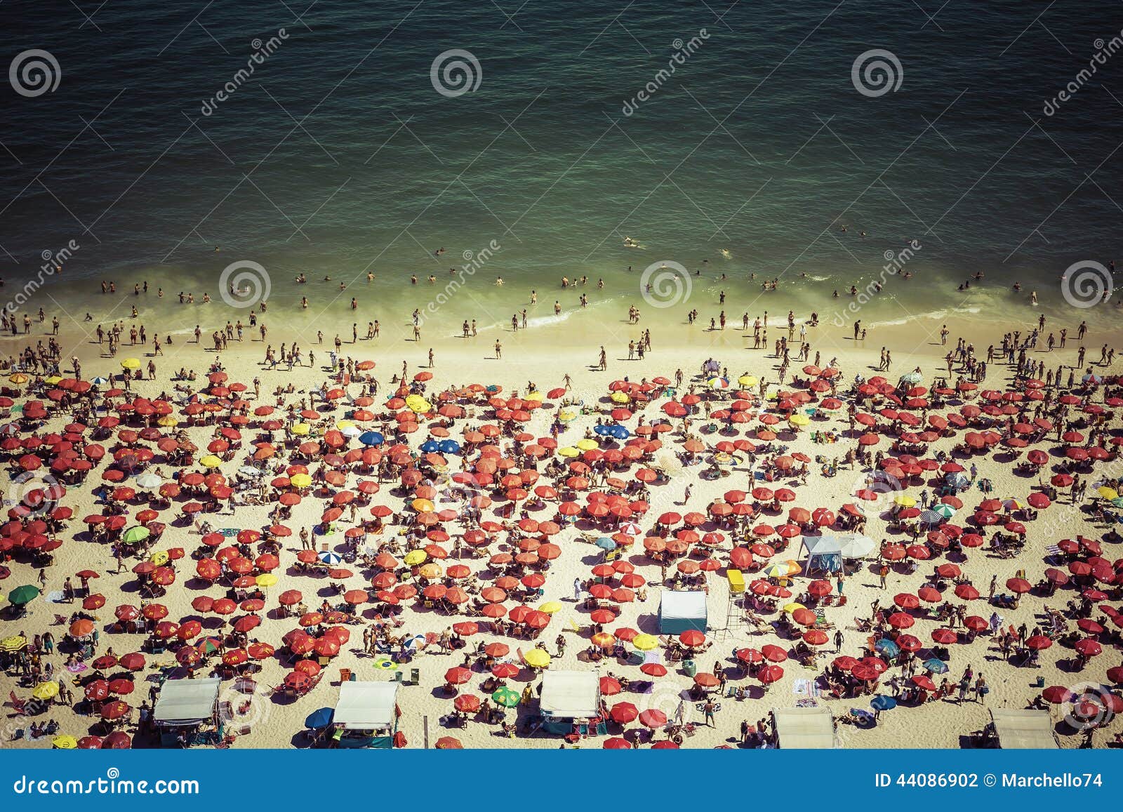 Overvol Copacabana-strand in Rio De Janeiro Stock Foto - Image of bruin ...