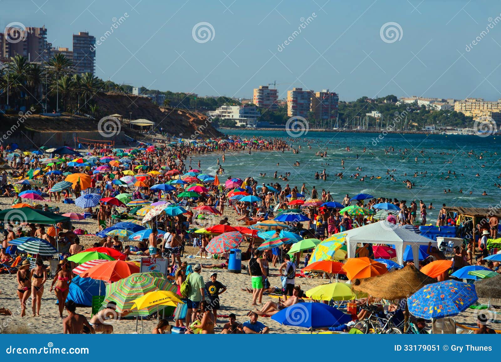 Overvol strand redactionele foto. Image of oevers, warm - 33179051